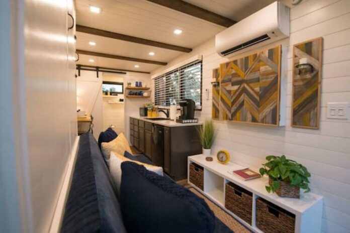 Une mini maison container avec toit terrasse - Tiny House France